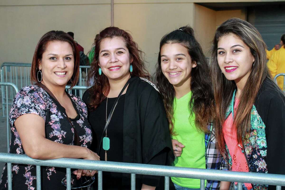 It takes Derulo a while to get the rodeo party started