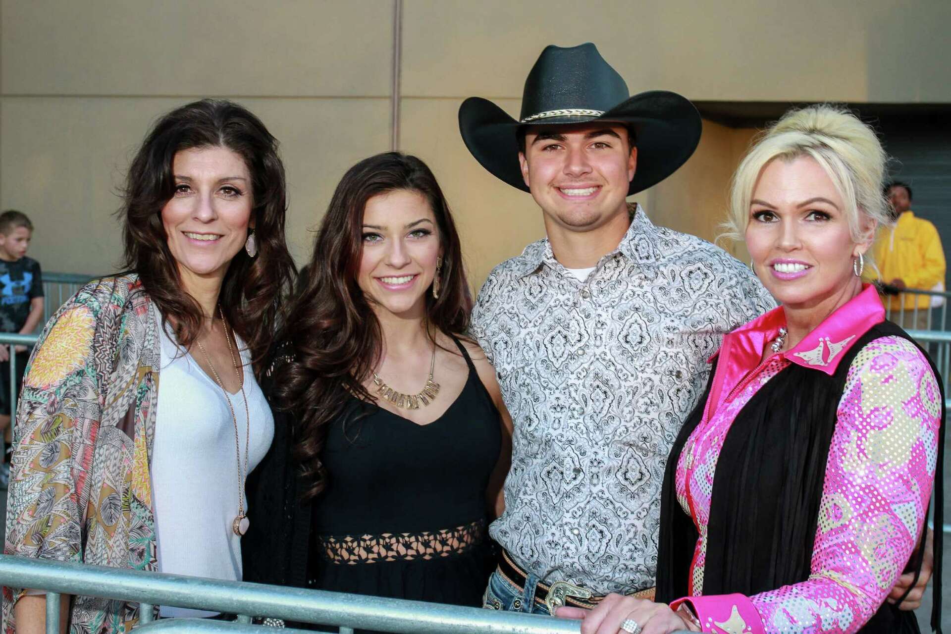 It takes Derulo a while to get the rodeo party started