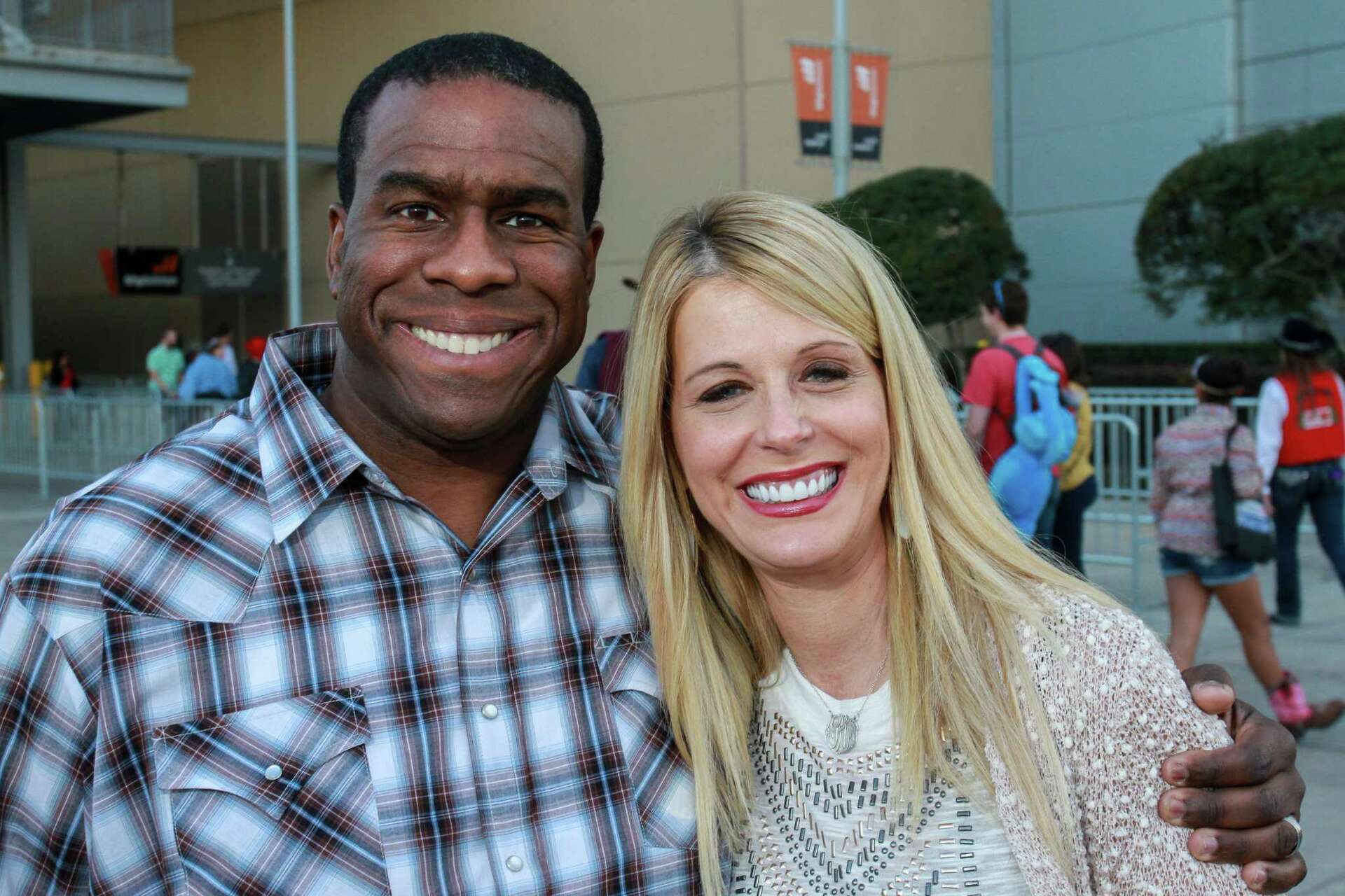 It takes Derulo a while to get the rodeo party started