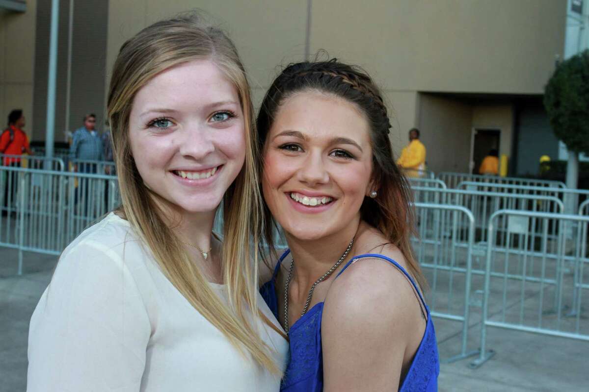 It takes Derulo a while to get the rodeo party started