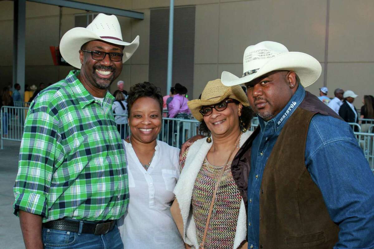 It takes Derulo a while to get the rodeo party started
