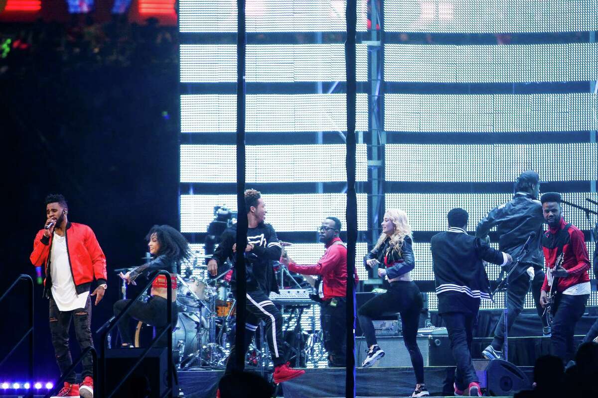 It takes Derulo a while to get the rodeo party started