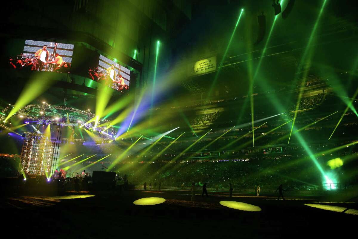 It takes Derulo a while to get the rodeo party started