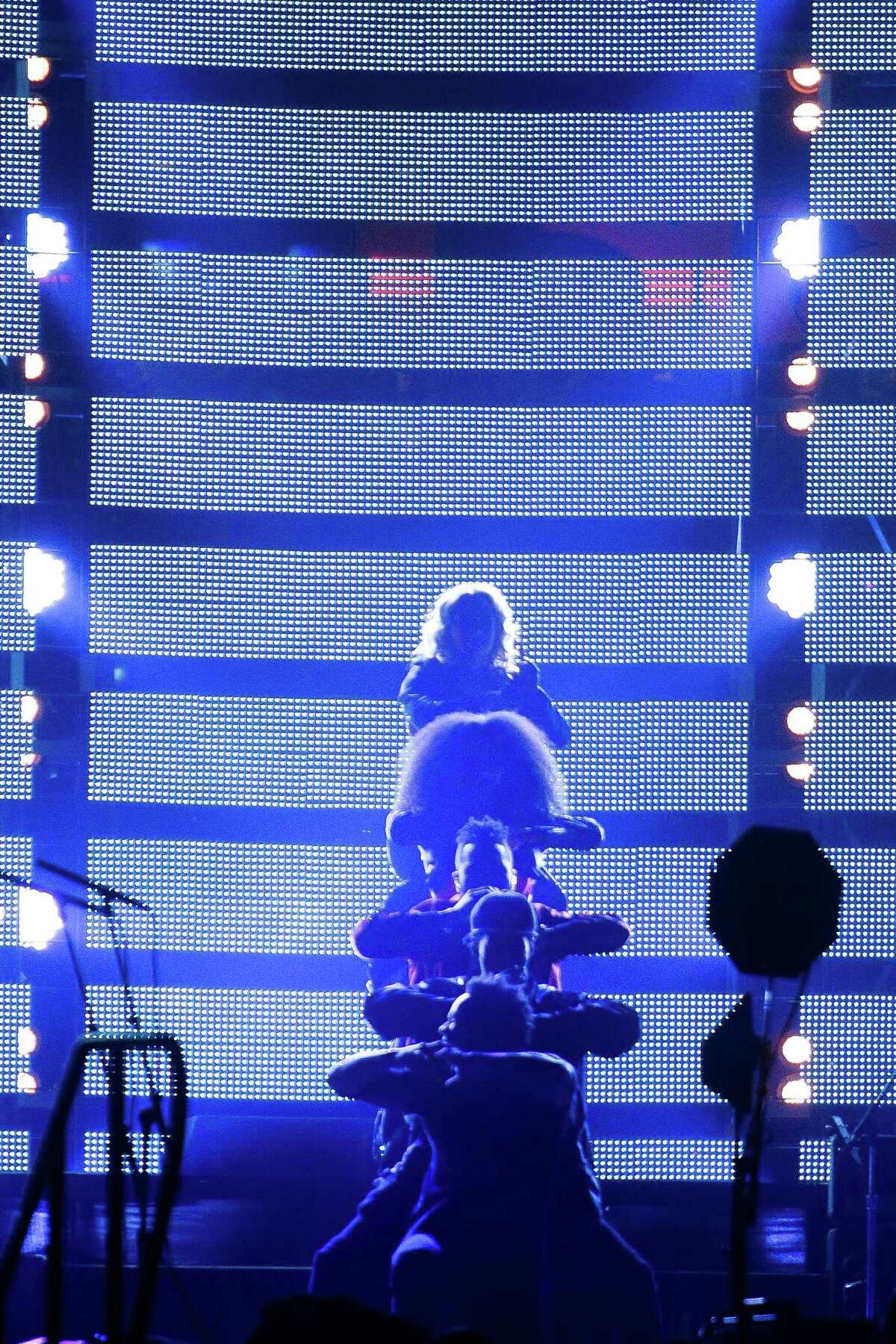 It takes Derulo a while to get the rodeo party started