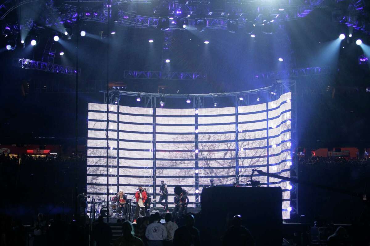 It takes Derulo a while to get the rodeo party started