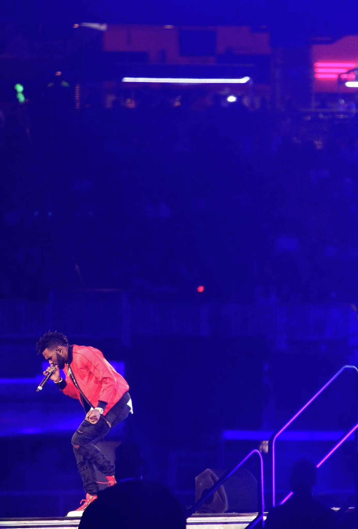 It takes Derulo a while to get the rodeo party started