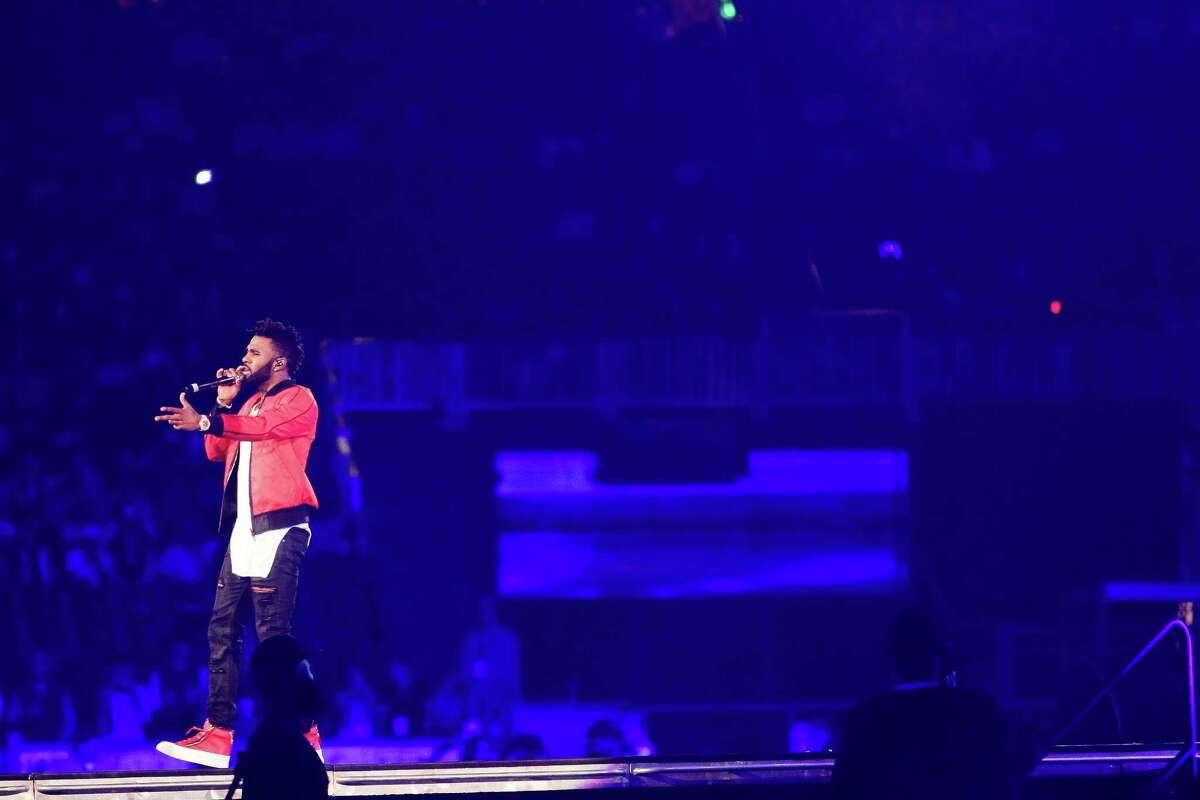 It takes Derulo a while to get the rodeo party started