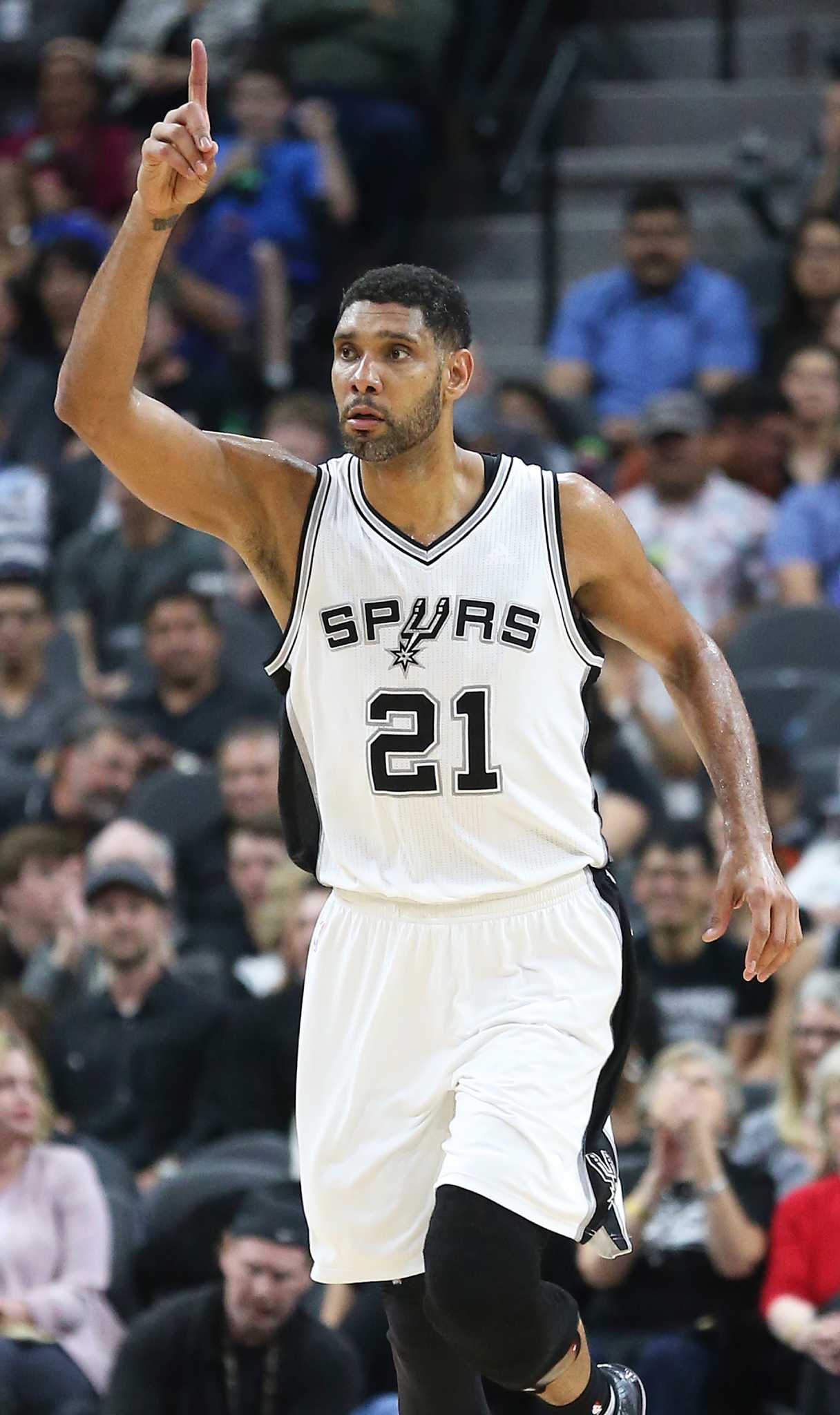 Tim Duncan moves into 14th on NBA scoring list in classic Duncan fashion