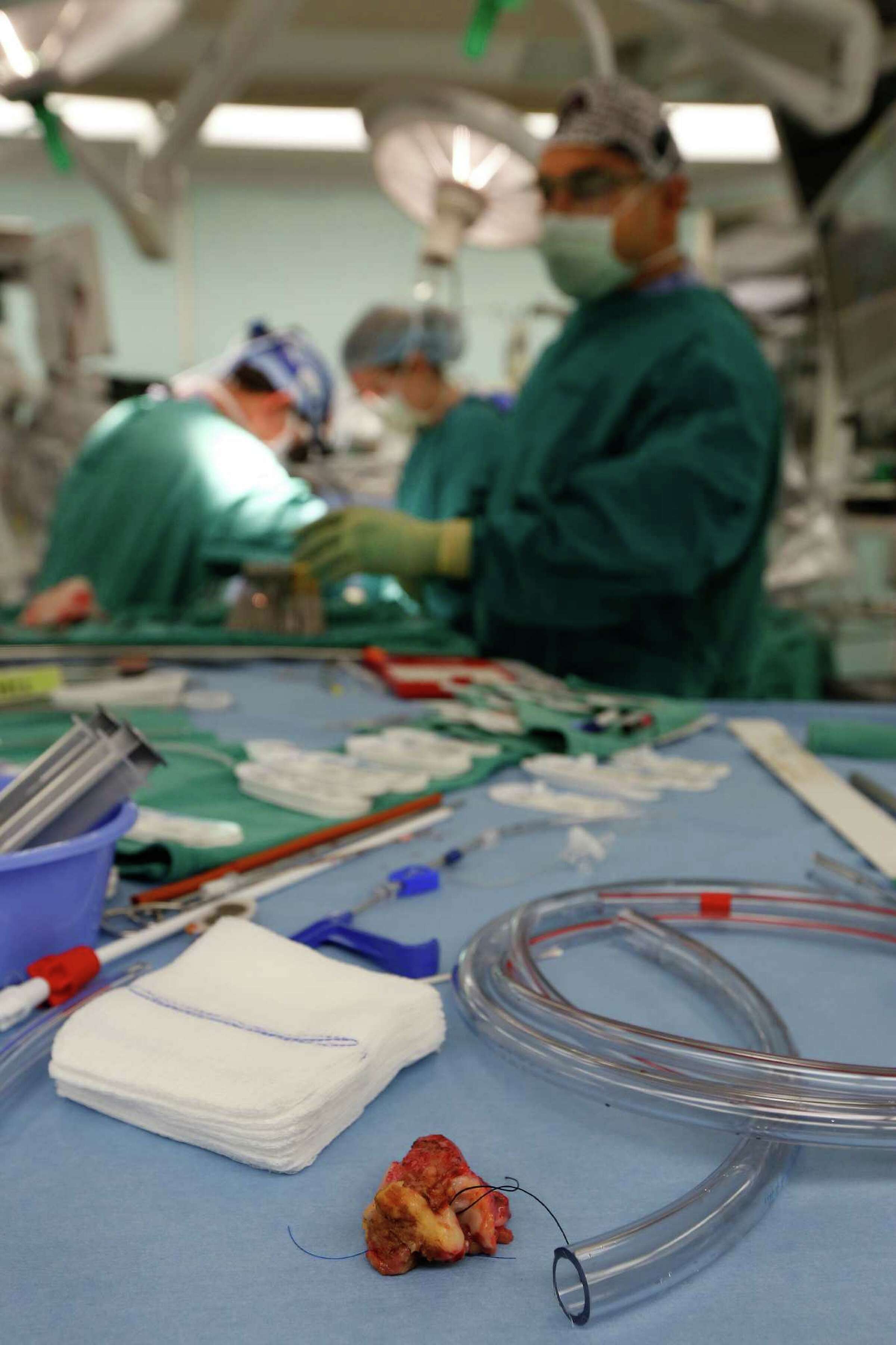 Houston doctors seek solution for patients with rare heart cancer