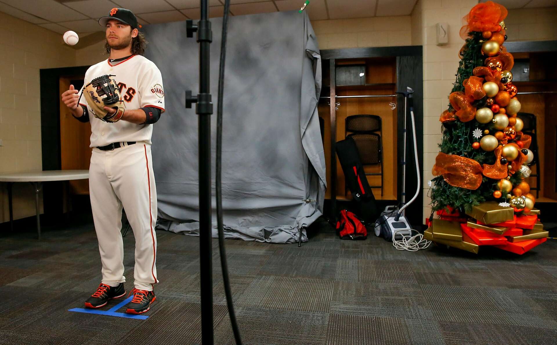 Brandon Crawford reenacts famous Candlestick Park photo in new ad