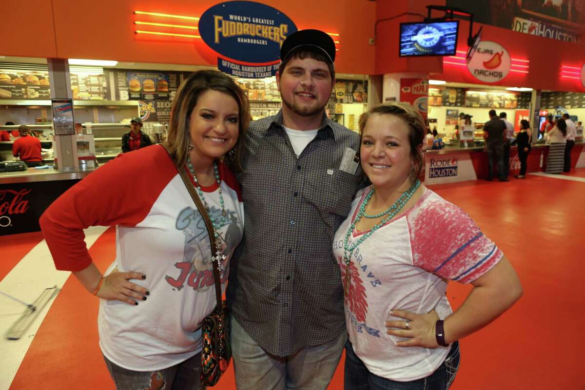 Pitbull brings the same party back to the rodeo