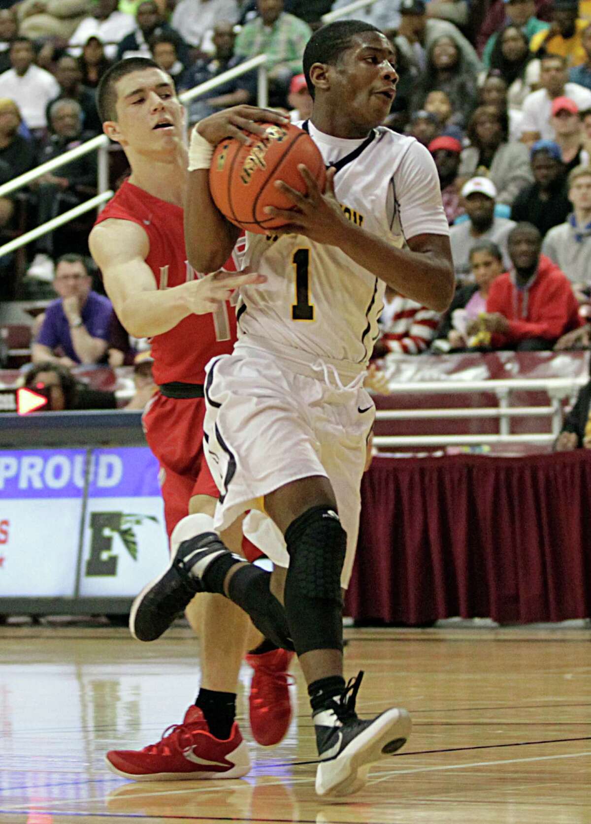 Sam Houston's Kendrick Davis enjoys challenges in quest for state title
