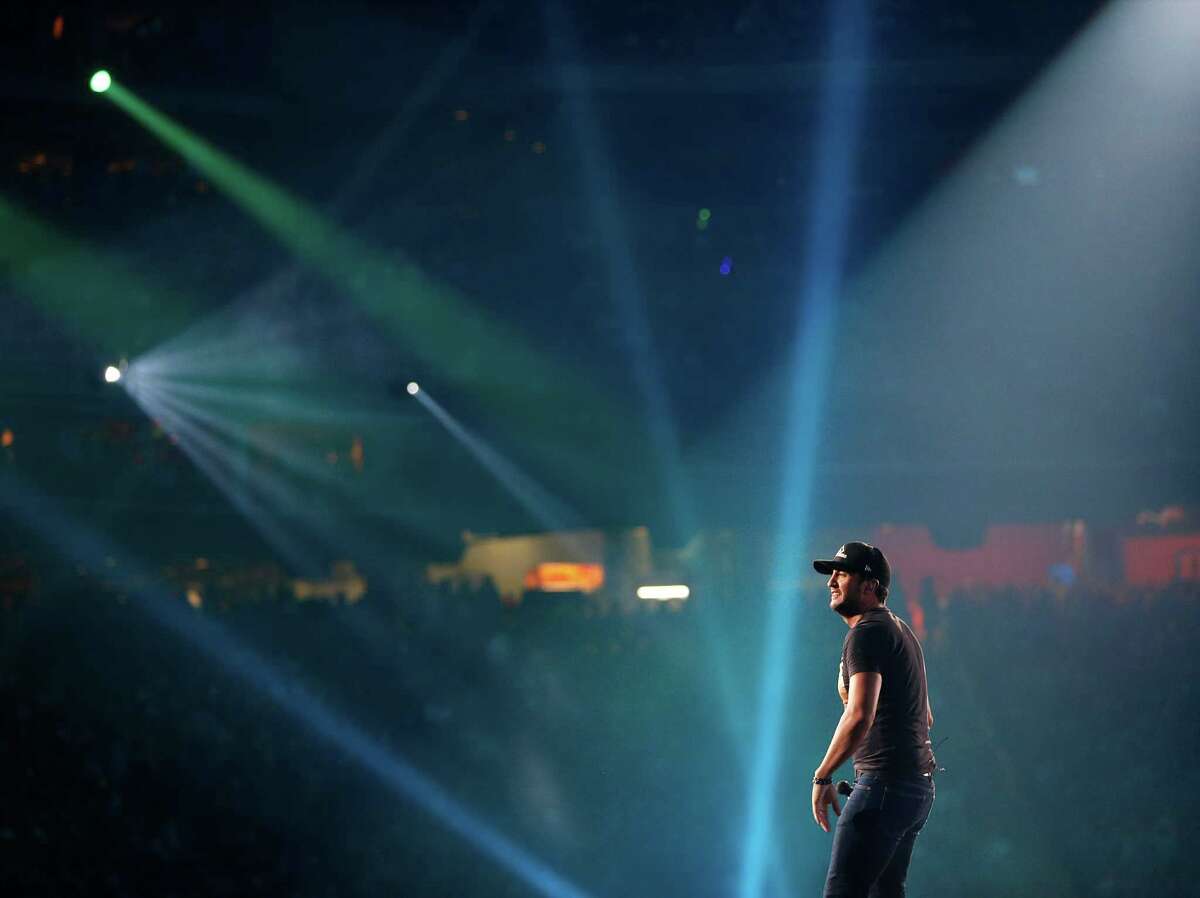 Country star Luke Bryan rules the rodeo