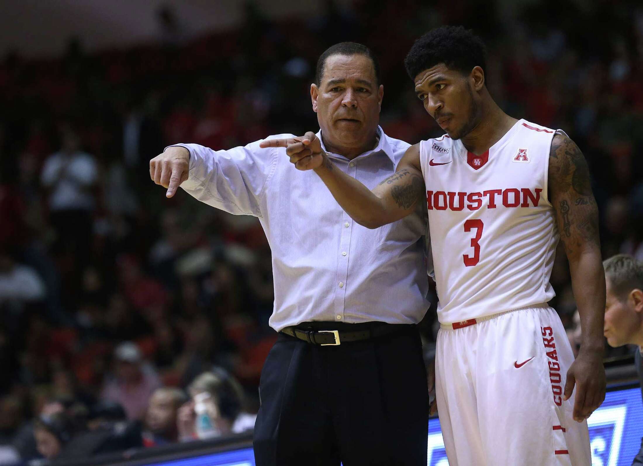 UH basketball coach Kelvin Sampson agrees to restructured contract
