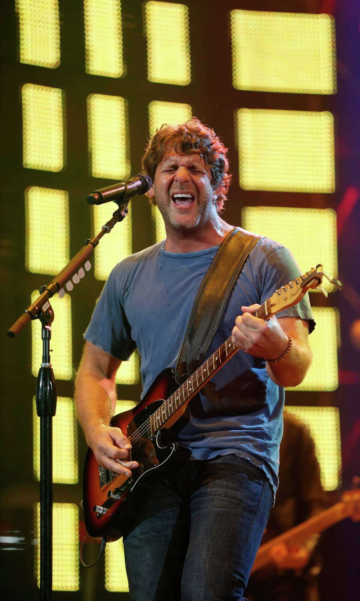 Currington gets crowd on their feet