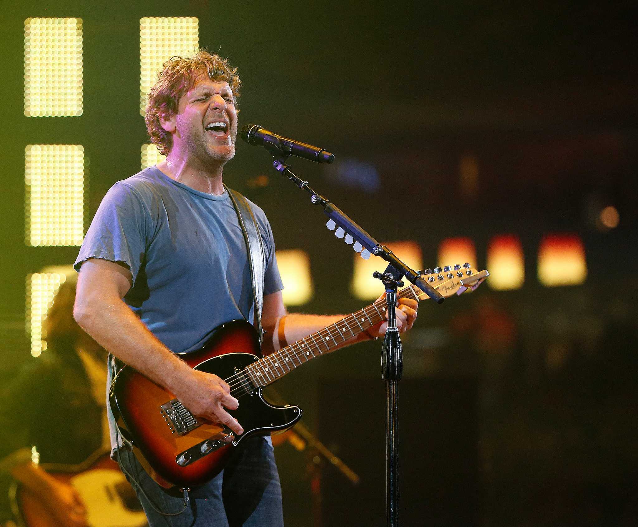 Currington gets crowd on their feet