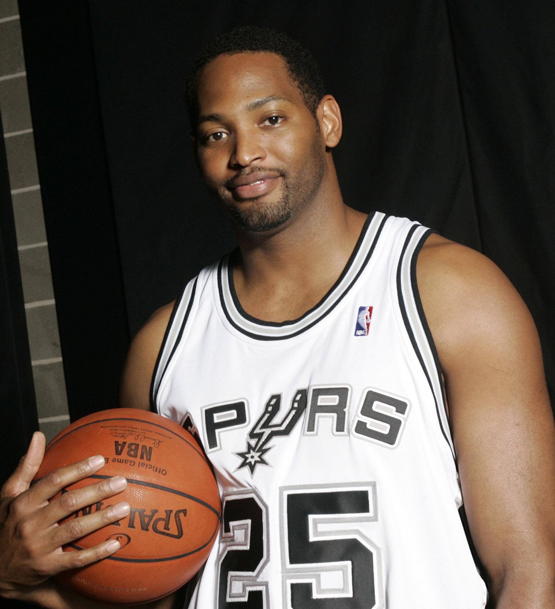 WATCH: Former Spur Robert Horry fights heckler at son's basketball game