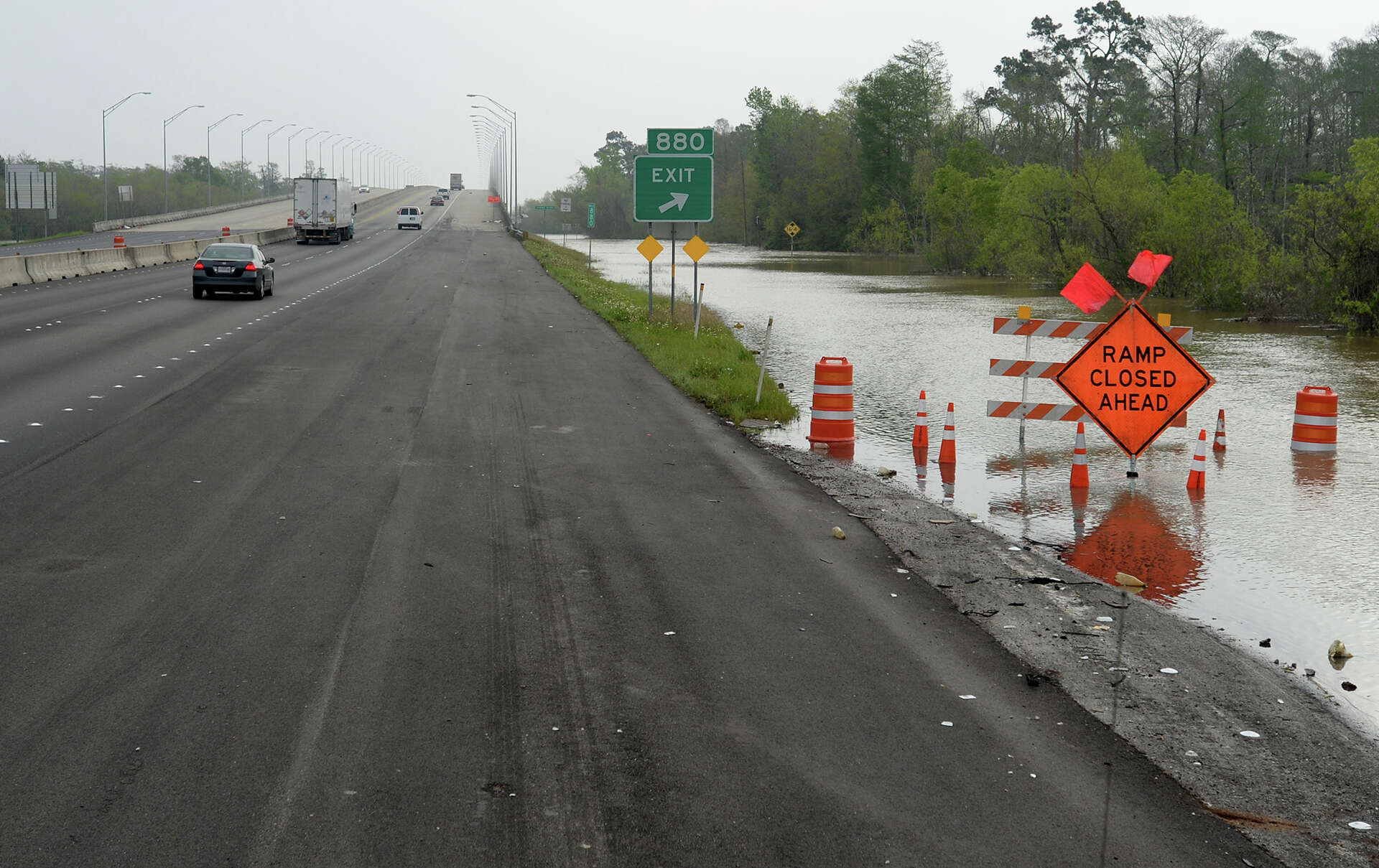 Update: I-10 at Texas-Louisiana state line closed indefinitely