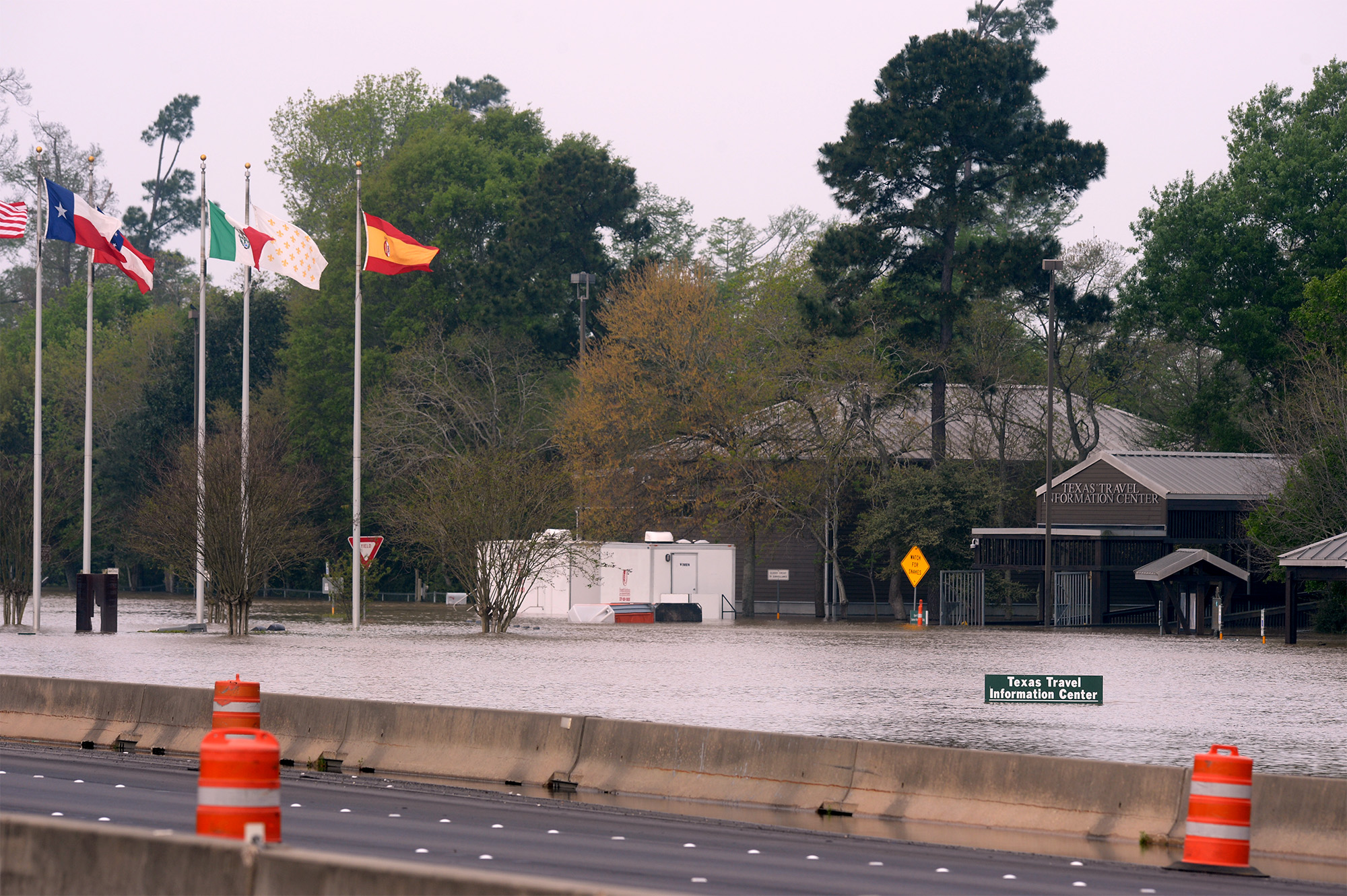 Update: I-10 at Texas-Louisiana state line closed indefinitely
