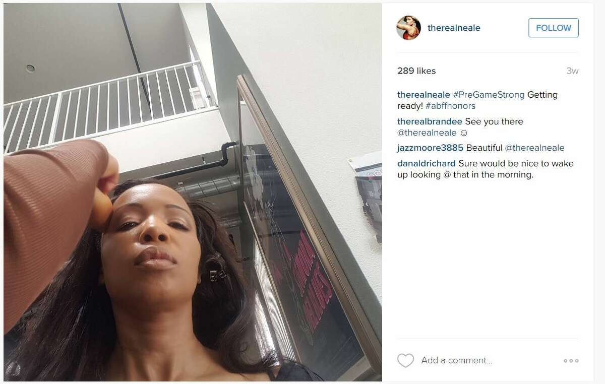 Actress Elise Neal, 50, shows off curvy figure in black bikini, proves ...