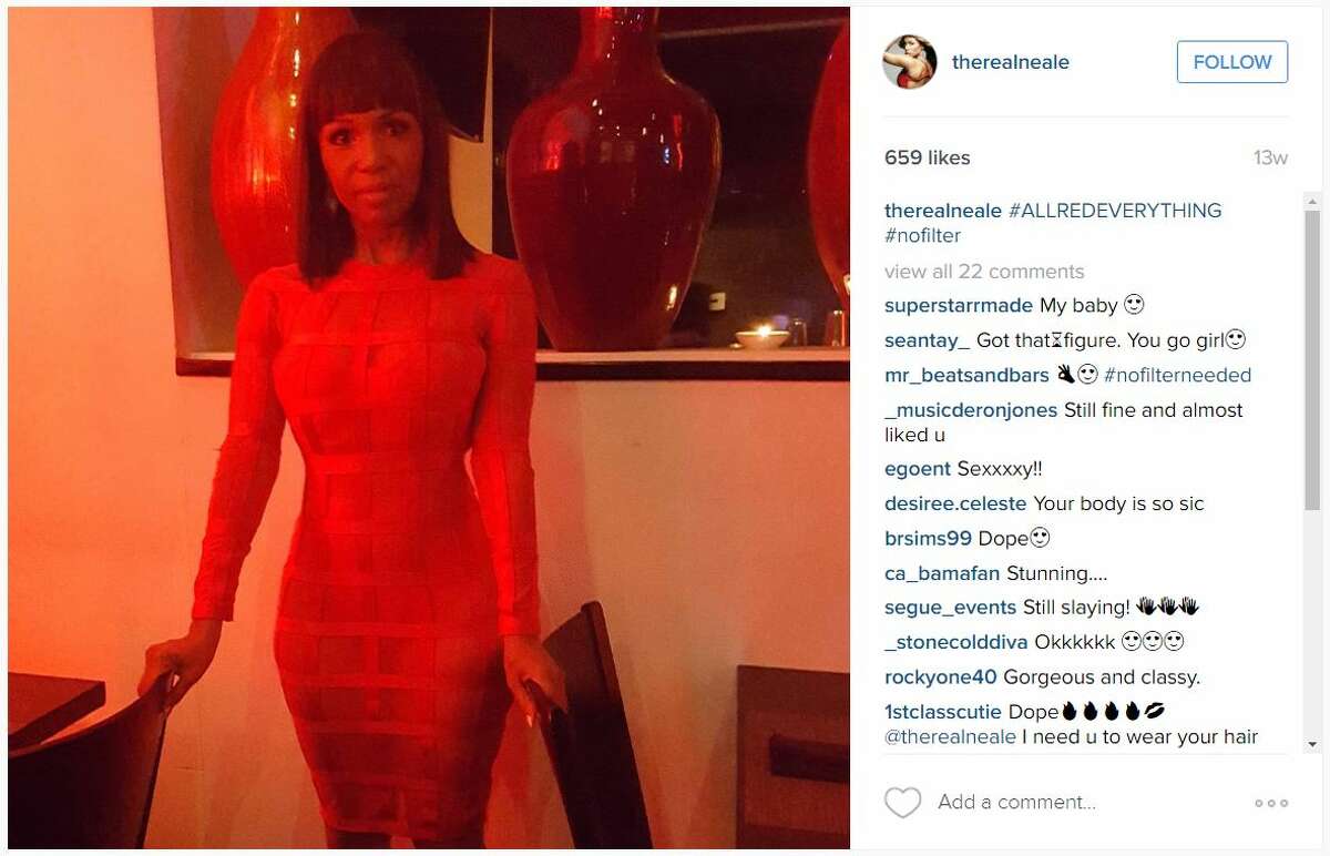 Actress Elise Neal, 50, shows off curvy figure in black bikini, proves ...
