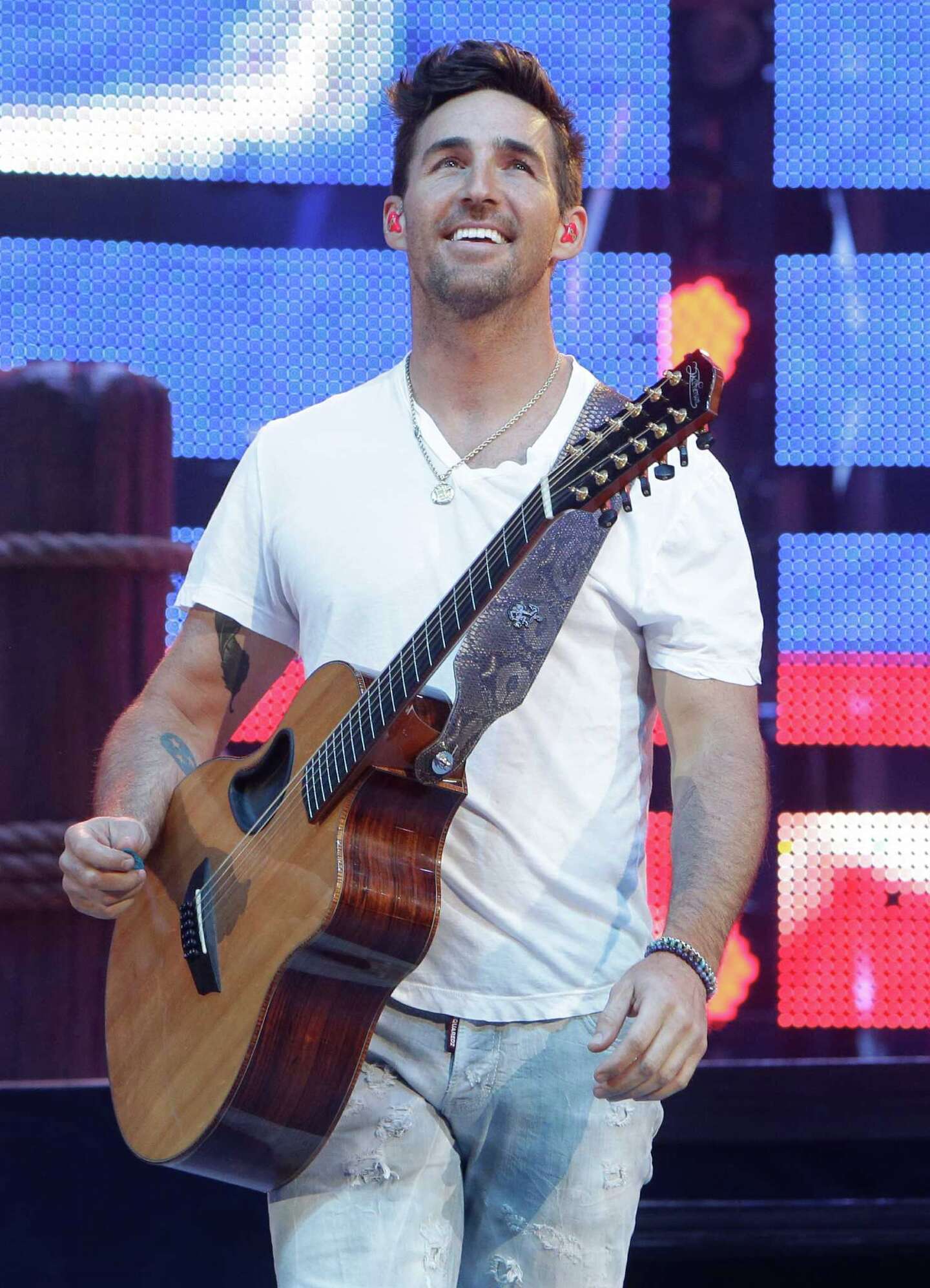 Jake Owen provides an early blast of summer at RodeoHouston