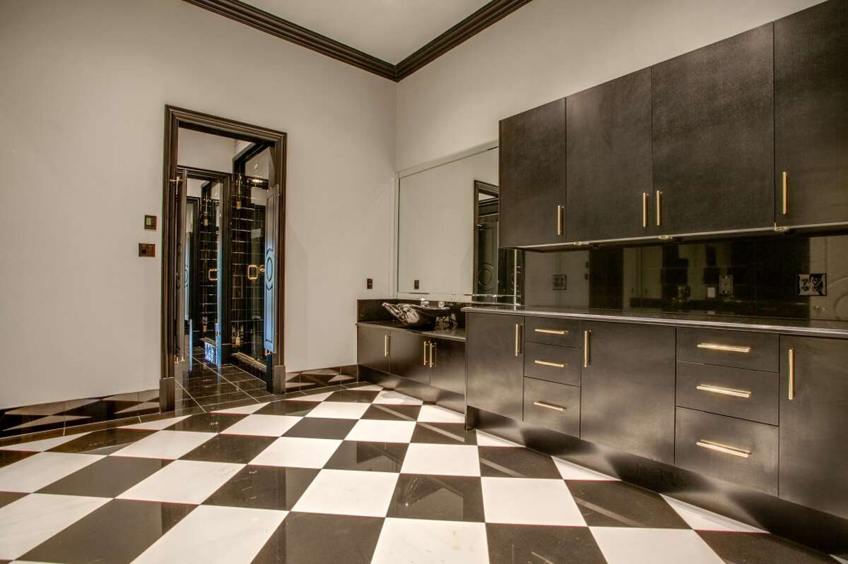 Former Texas mansion of Dallas Cowboys star Deion Sanders sees massive ...