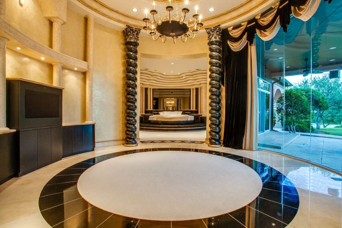 Former Texas mansion of Dallas Cowboys star Deion Sanders sees massive ...