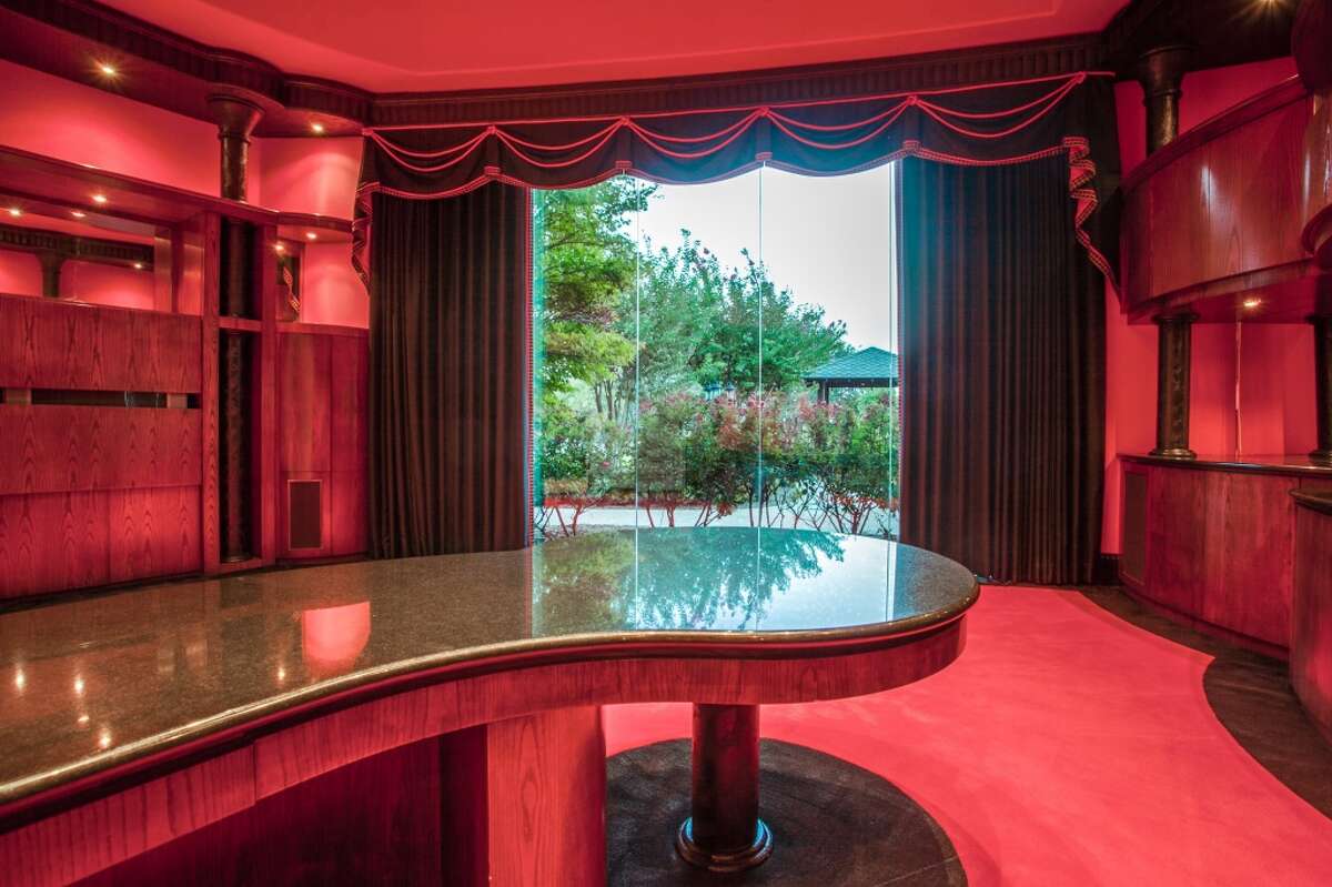 Former Texas mansion of Dallas Cowboys star Deion Sanders sees massive ...