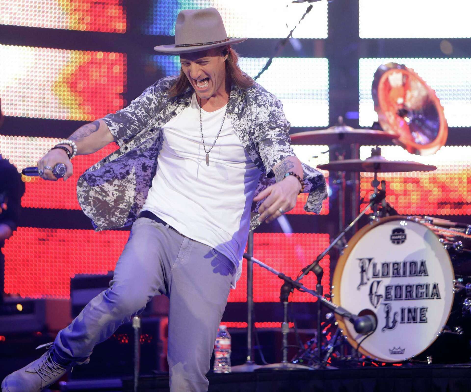 Florida Georgia Line engages fans with genre-hopping sound