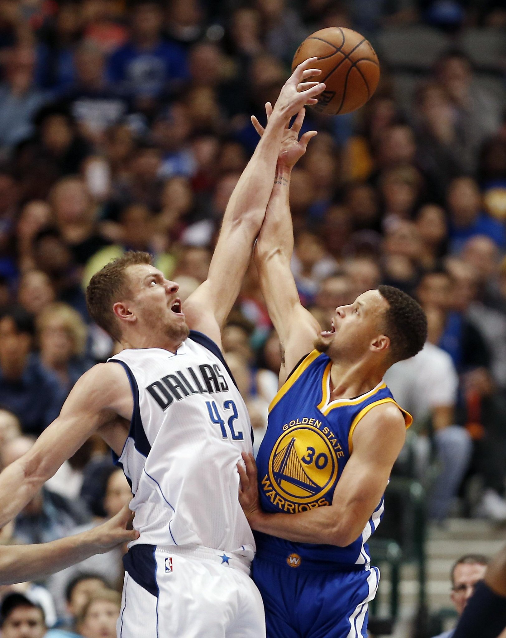 Warriors get payback with high-scoring win over Mavericks