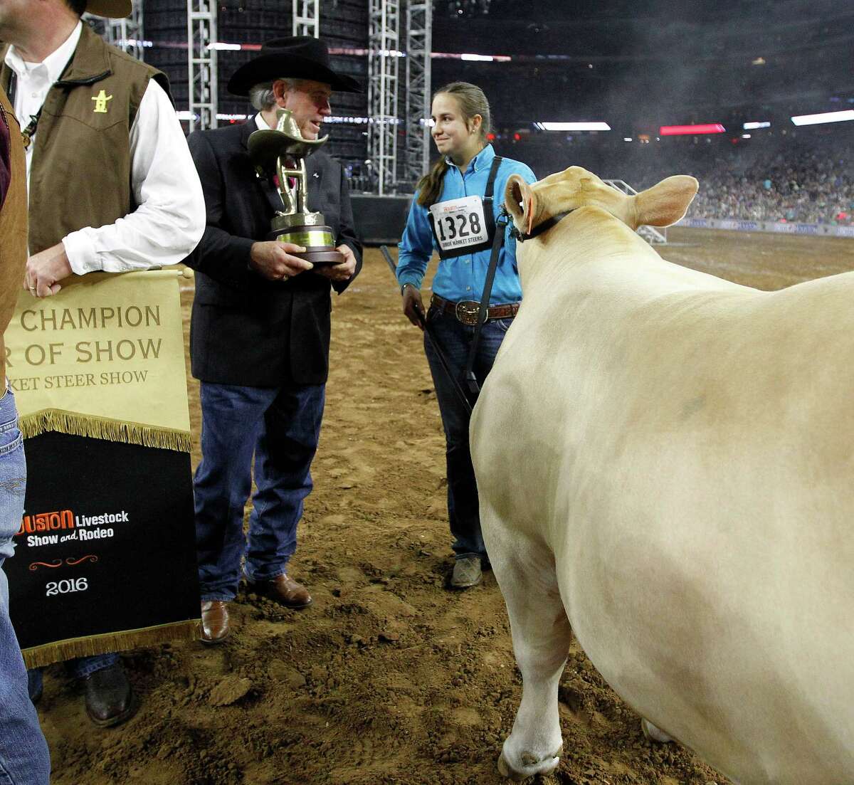 Top steer draws $375K at Rodeo auction