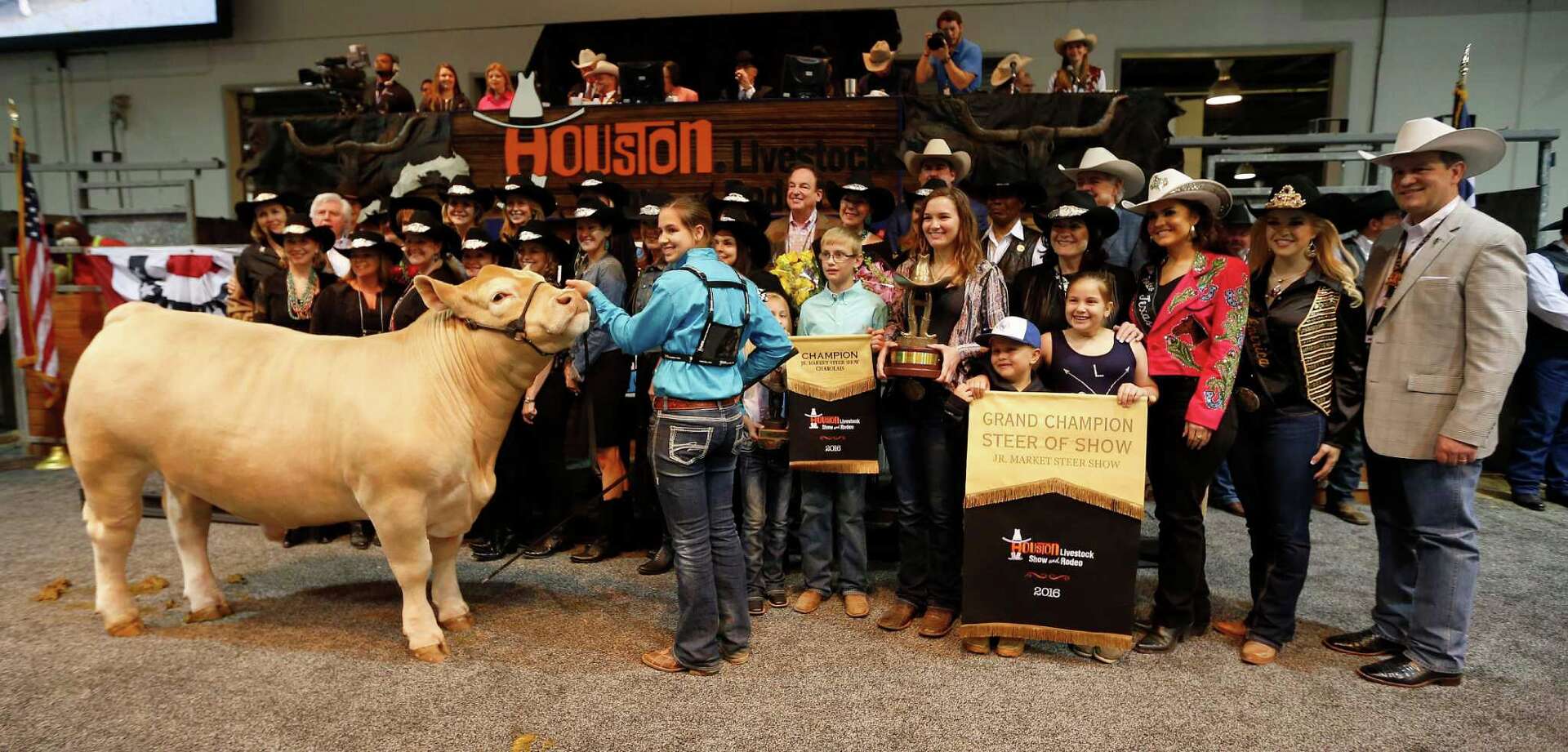 Top steer draws $375K at Rodeo auction