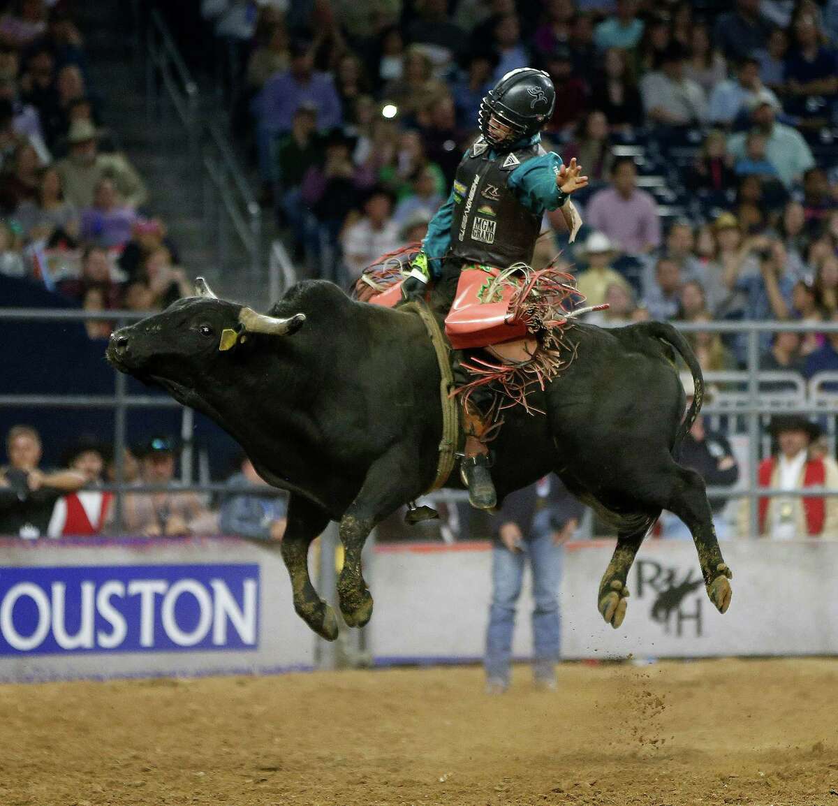 Paisley marvels Rodeo crowd