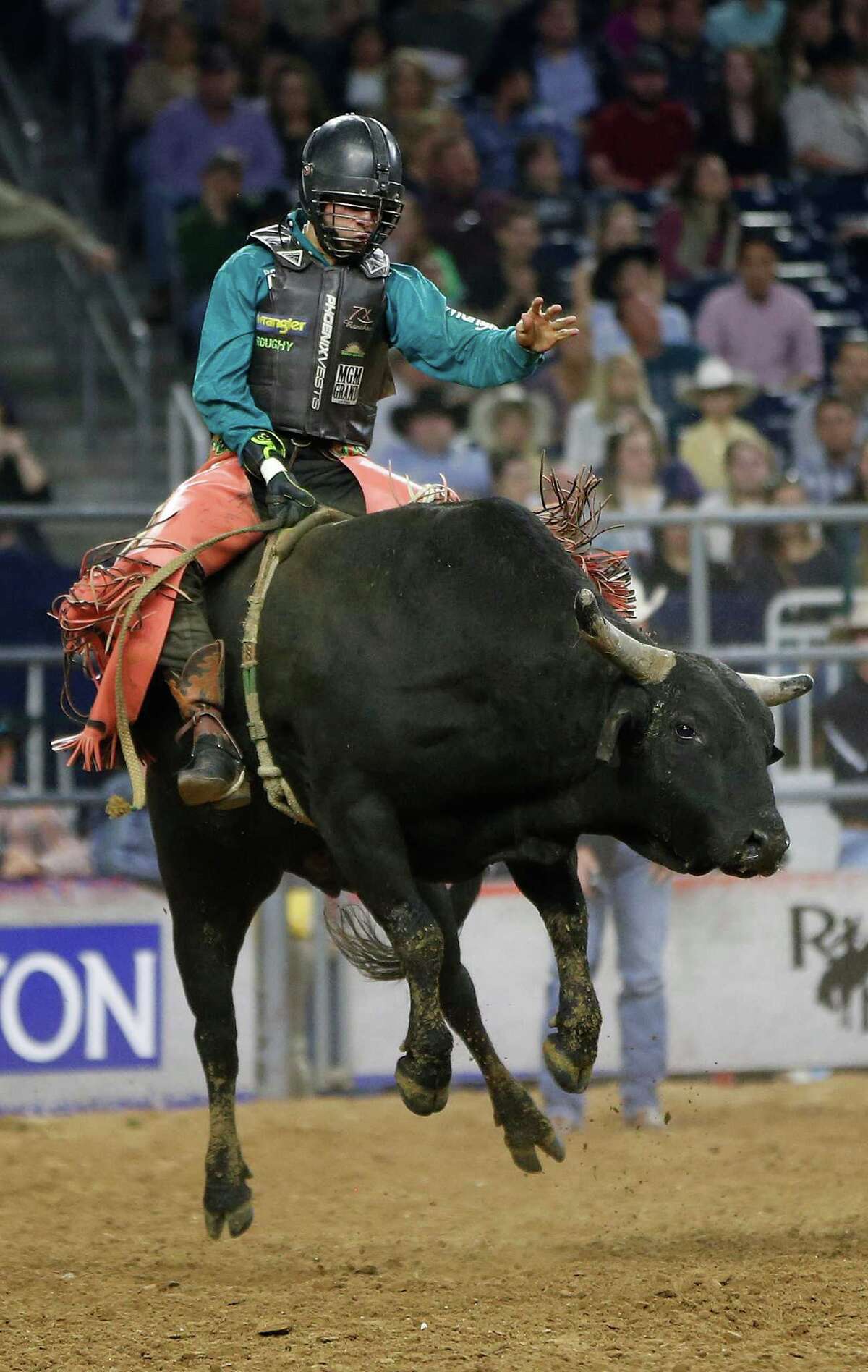 Paisley marvels Rodeo crowd