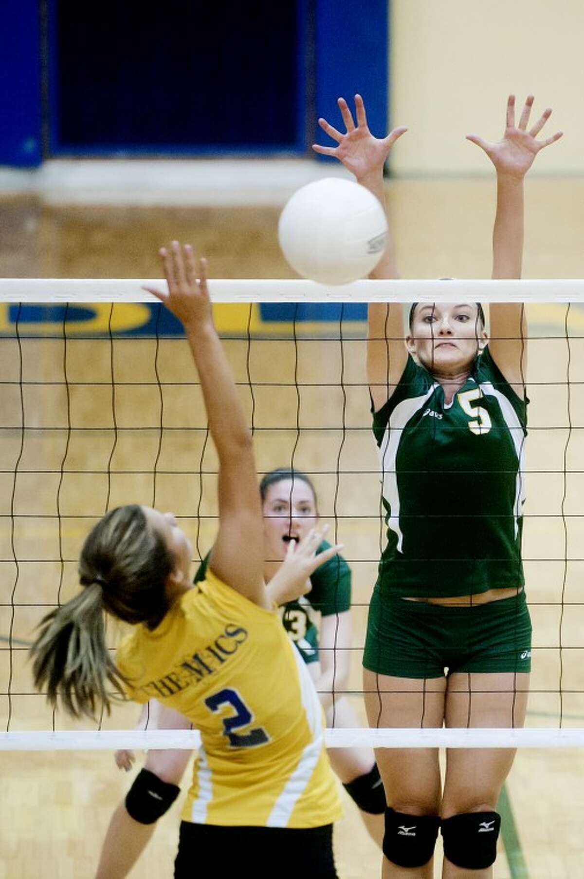 Midland beats Dow in SVL volleyball opener