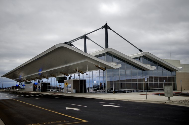 MBS, 300 guests cut the ribbon on new airport terminal