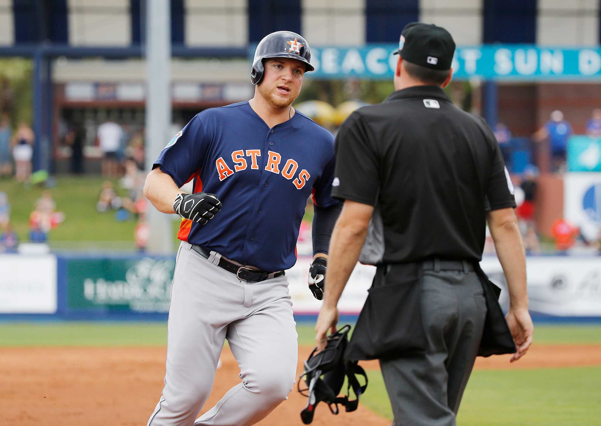 Watch Astros' A.J. Reed hit easiest inside-the-park HR