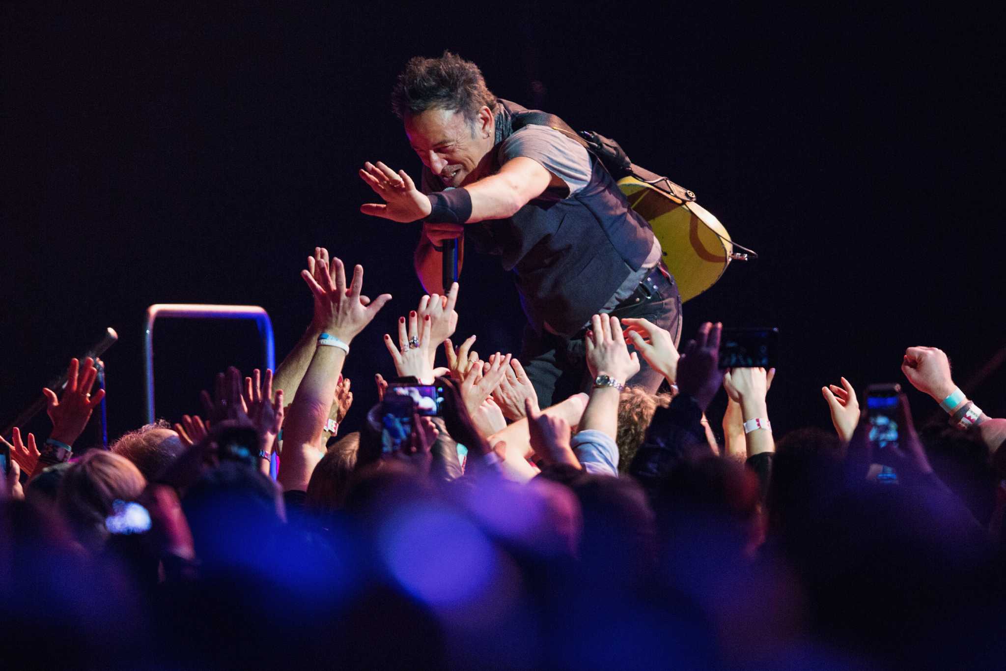 Eddie Vedder duets with Bruce Springsteen in Seattle