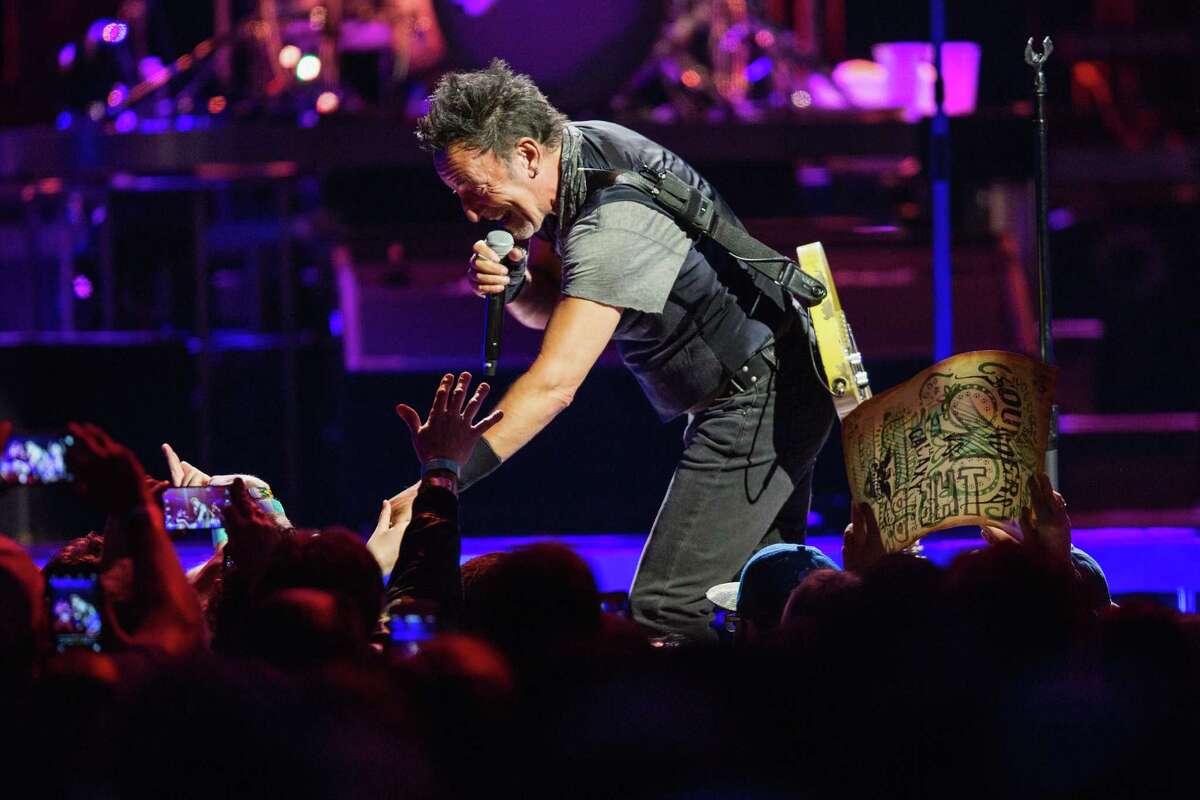 Eddie Vedder duets with Bruce Springsteen in Seattle