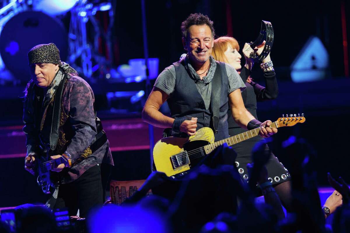 Eddie Vedder duets with Bruce Springsteen in Seattle