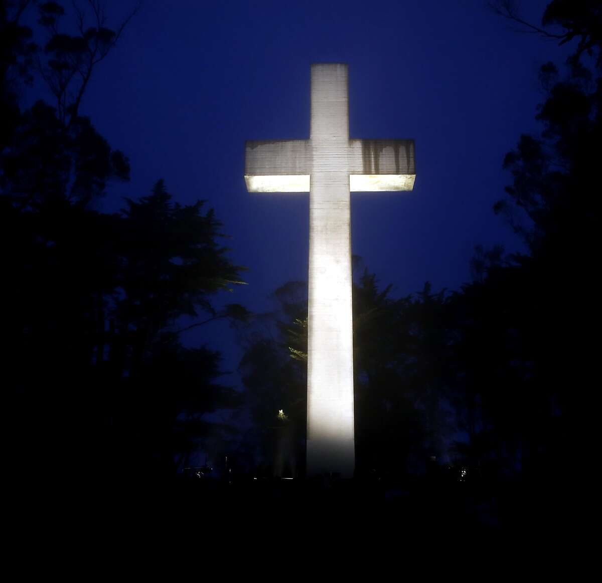 Bay Area faithful make Easter trek up SF’s Mount Davidson