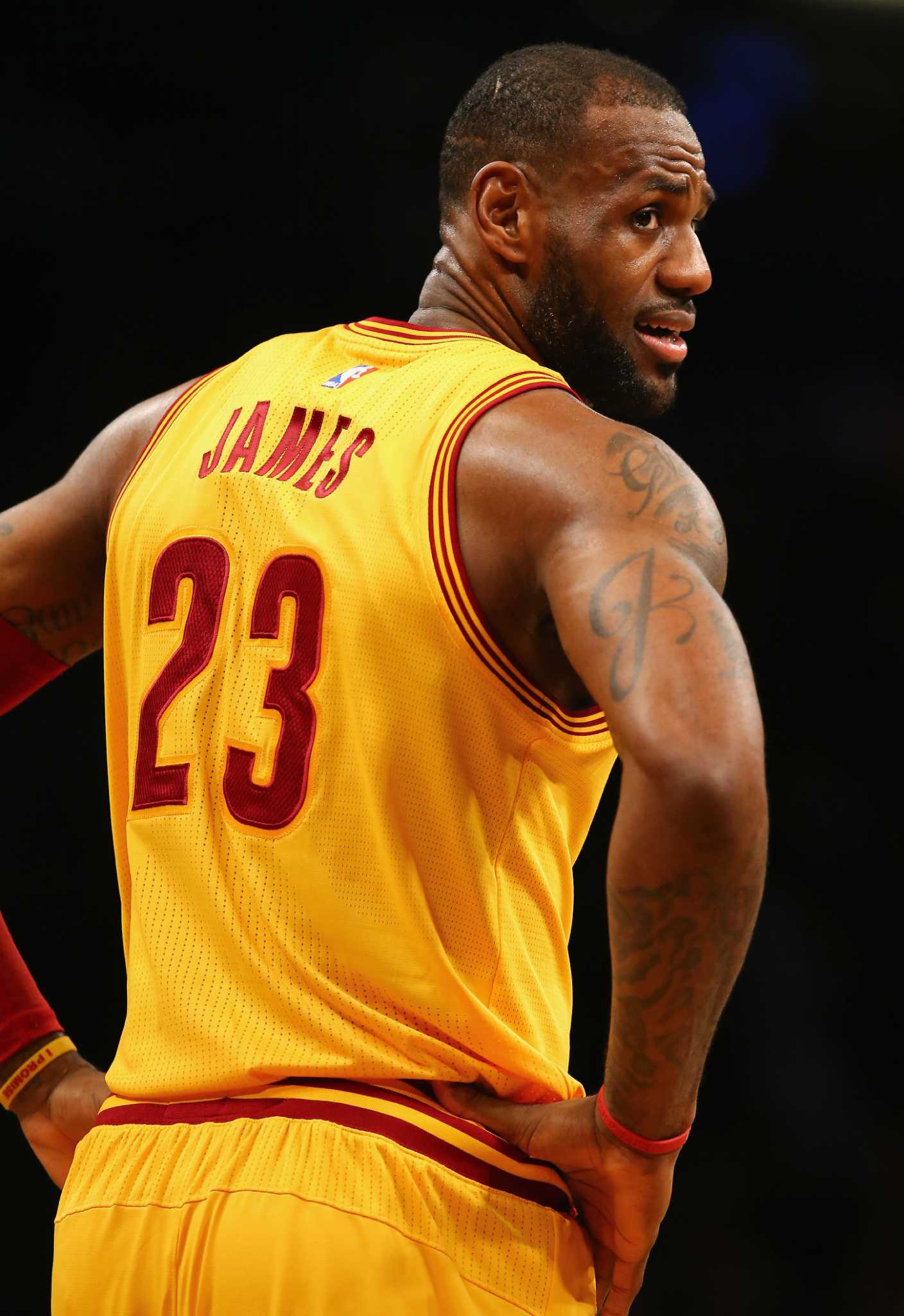 LeBron unfollows the Cavs and the world's all atwitter