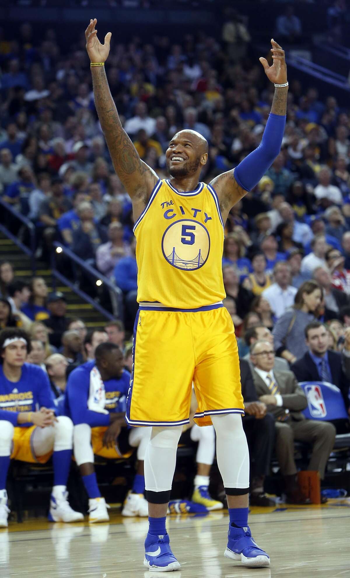 JaVale McGee gave everyone on the Warriors a blanket with Draymond's ...