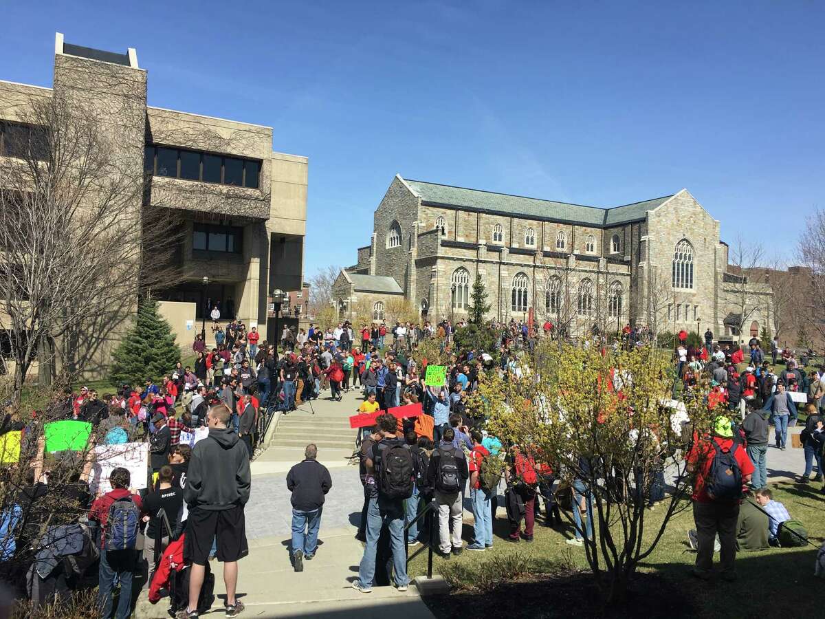 RPI students protest policy on student union