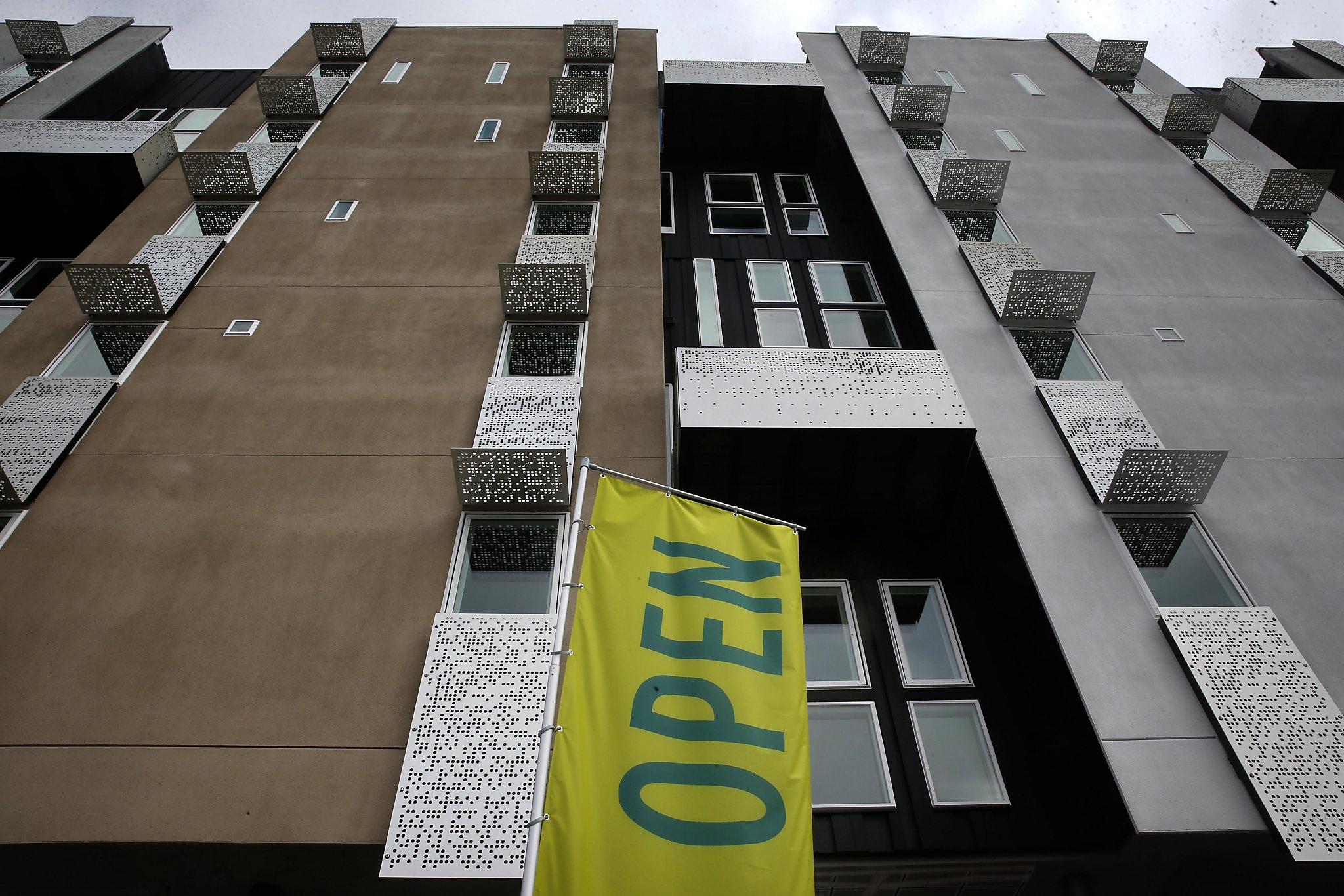 Free-rent offers abound, but only for those who can afford it