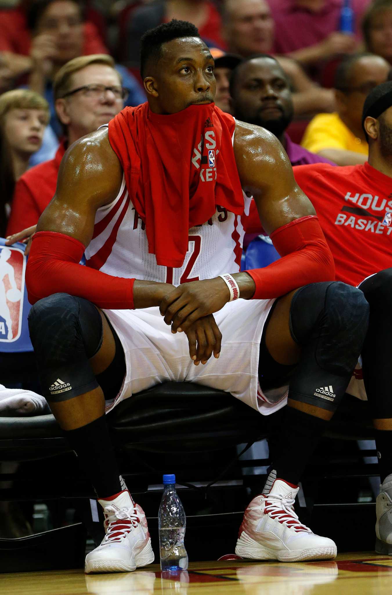 Rockets' Dwight Howard downplays limited playing time in loss to Bulls