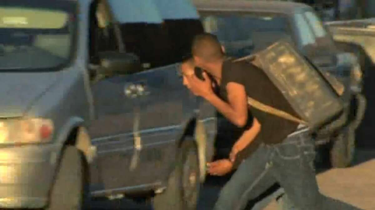 Video shows suspected drug smugglers climbing U.S.-Mexico border fence ...