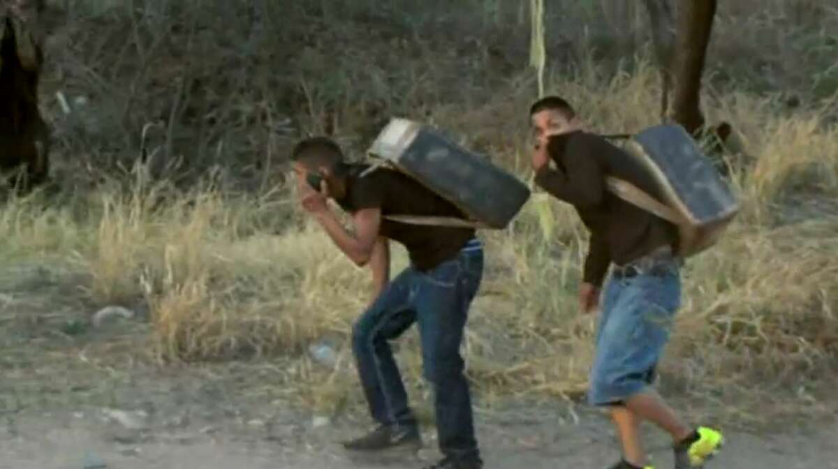 Video shows suspected drug smugglers climbing U.S.-Mexico border fence ...