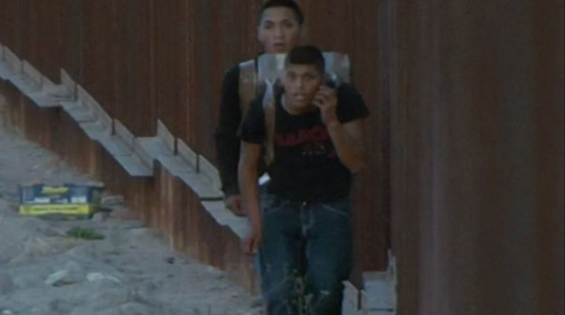 Video shows suspected drug smugglers climbing U.S.-Mexico border fence ...
